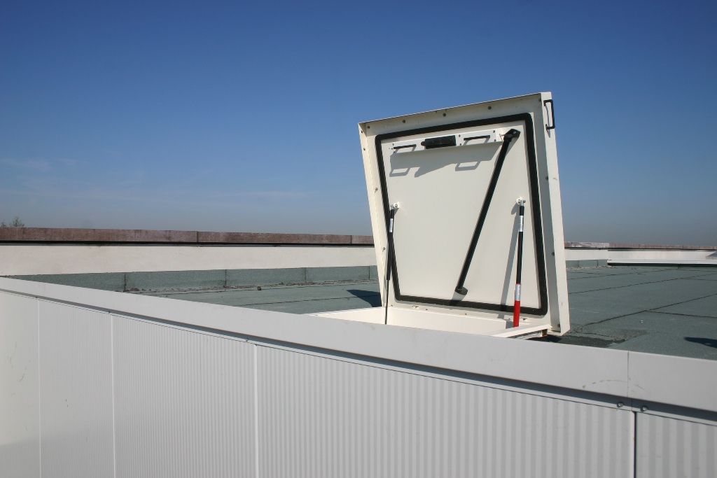Trappe de toit avec escalier escamotable - Trappes de toit Staka